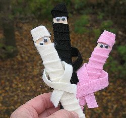 Popsicle Stick Mummies | AllFreeHolidayCrafts.com